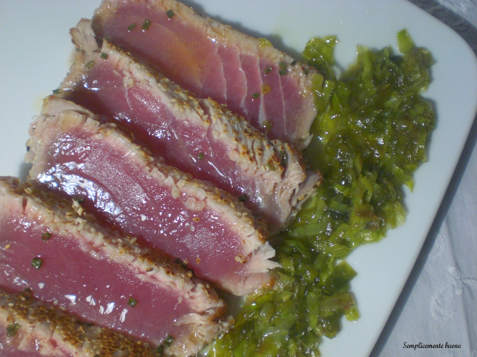 TAGLIATA DI TONNO CON PORRO STUFATO