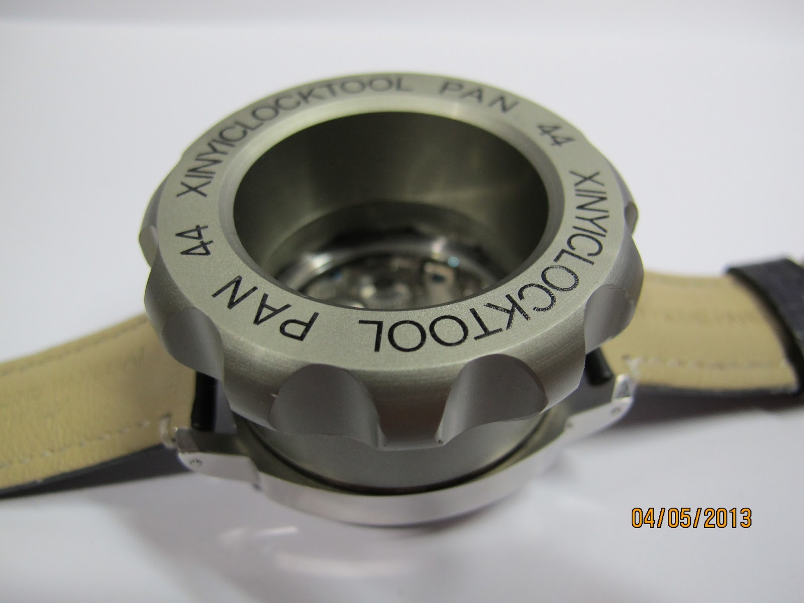 watchopenia: How to open a Panerai back case