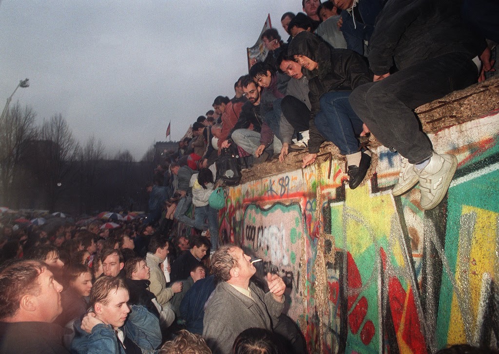 30 Amazing Photos of the Fall of the Berlin Wall from 25 Years Ago ...