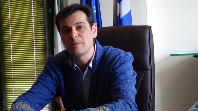 ΤΑ ΠΗΡΕ ΣΤΟ ΚΡΑΝΙΟ ΜΕ ΤΗΝ ΚΥΒΕΡΝΗΣΗ Ο ΔΗΜΑΡΧΟΣ ΧΙΟΥ: ΕΓΚΛΩΒΙΖΟΥΝ ΤΟΥΣ ...