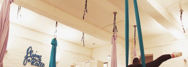 Beim Flying Pilates in Hamburg in der Luft hängen. - Kathrynsky's
