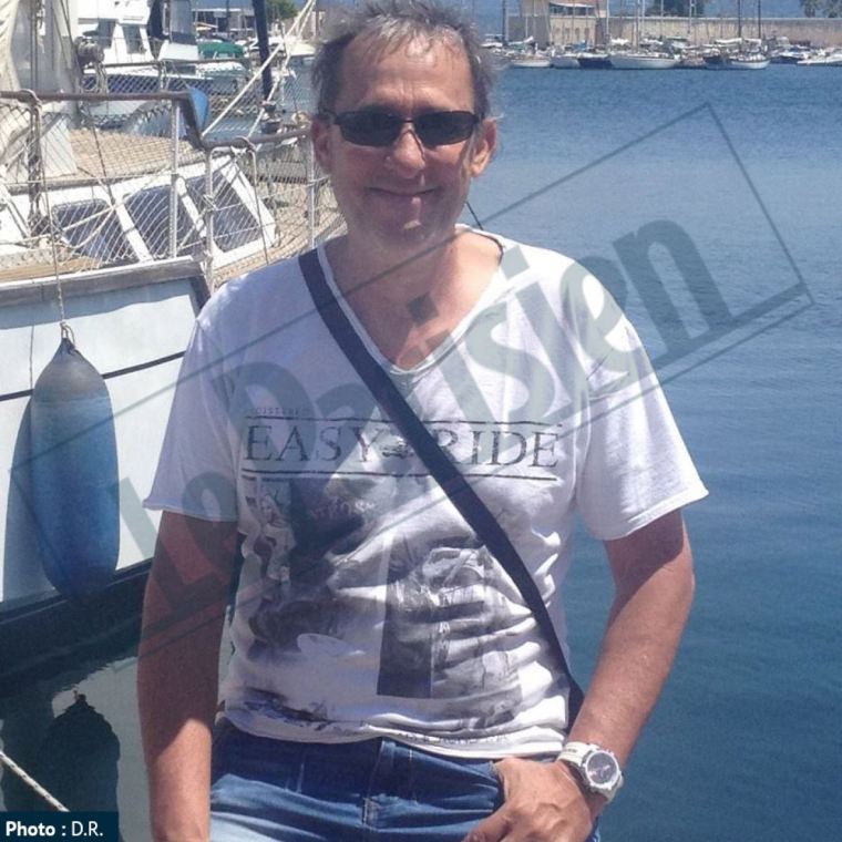 ΚΡΕΜΑΣΕ ΤΟ ΚΕΦΑΛΙ ΤΟΥ ΣΤΑ ΚΑΓΚΕΛΑ... ΑΥΤΟΣ ΕΙΝΑΙ Ο ΓΑΛΛΟΣ ΠΟΥ ...