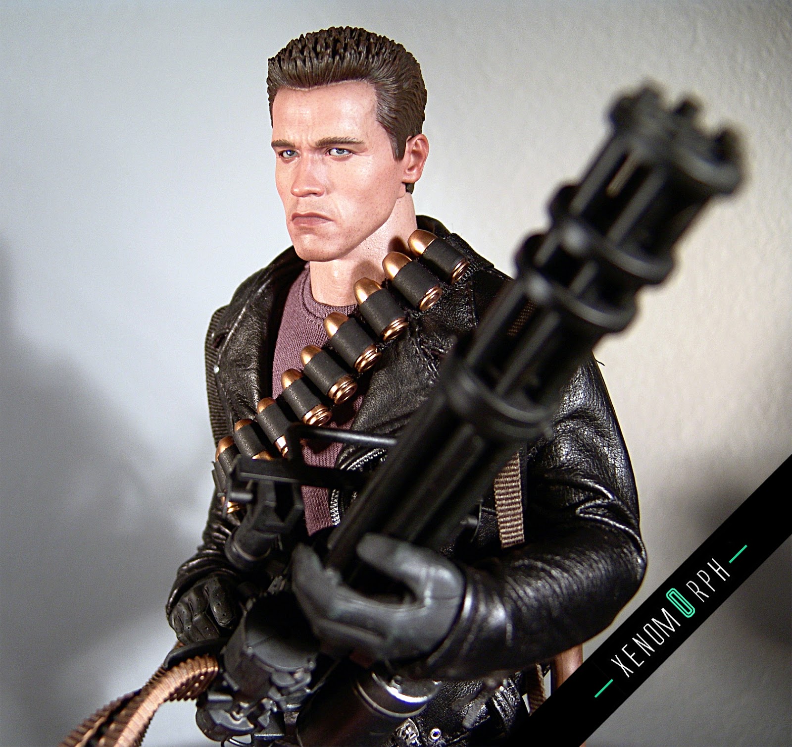 Hot Toys DX10 T-800 - Terminator 2 photo and video review
