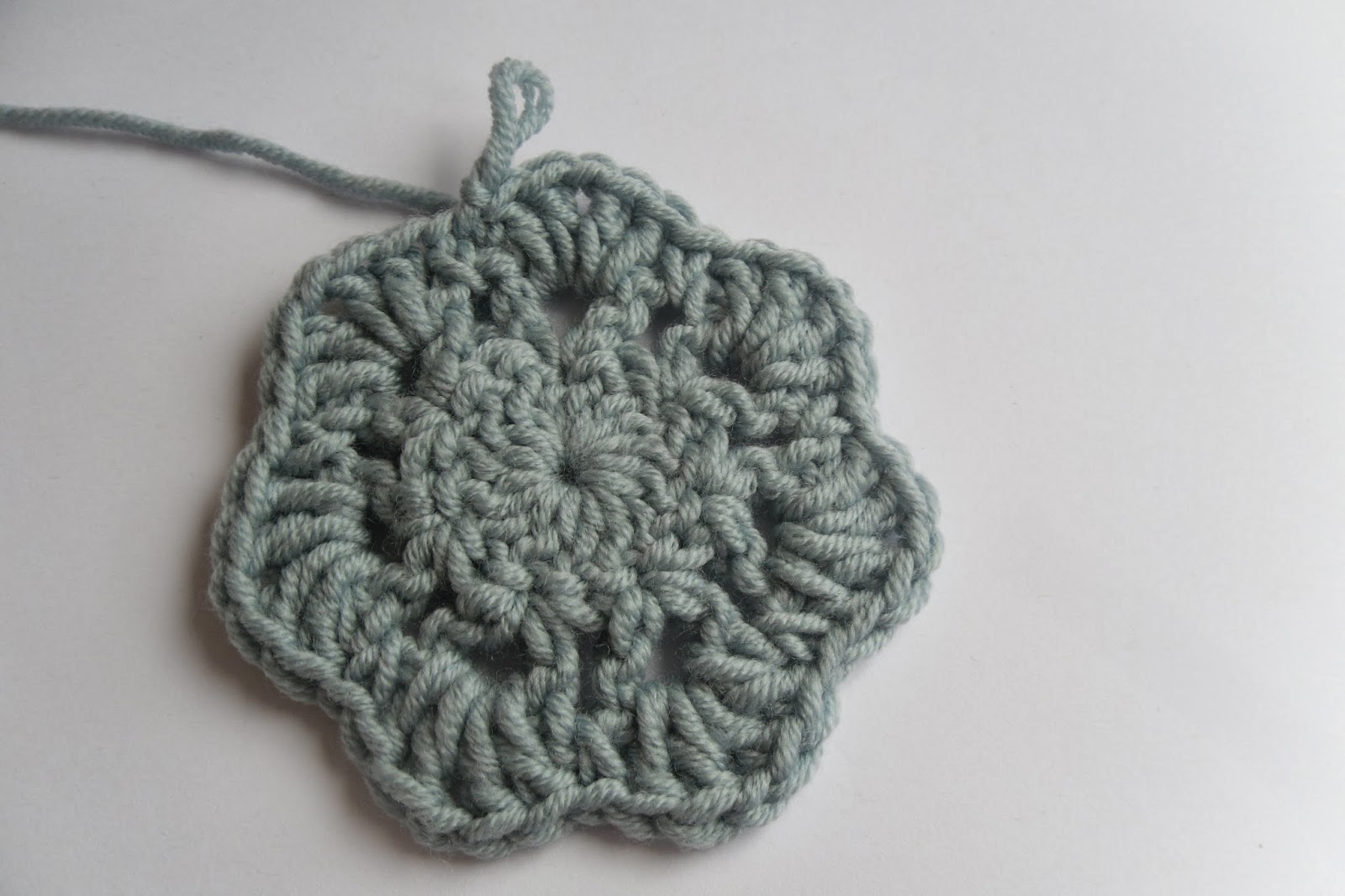 My Crazy Mad World: Fabulous Flat Crochet Flowers...Tutorial...