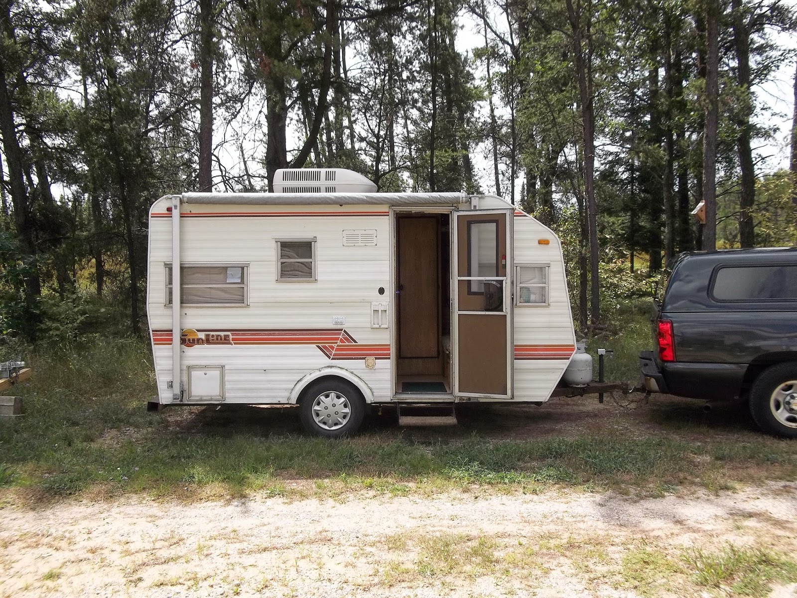 Travel Trailer Renovation: 1982 Sunline Travel Trailer Redo