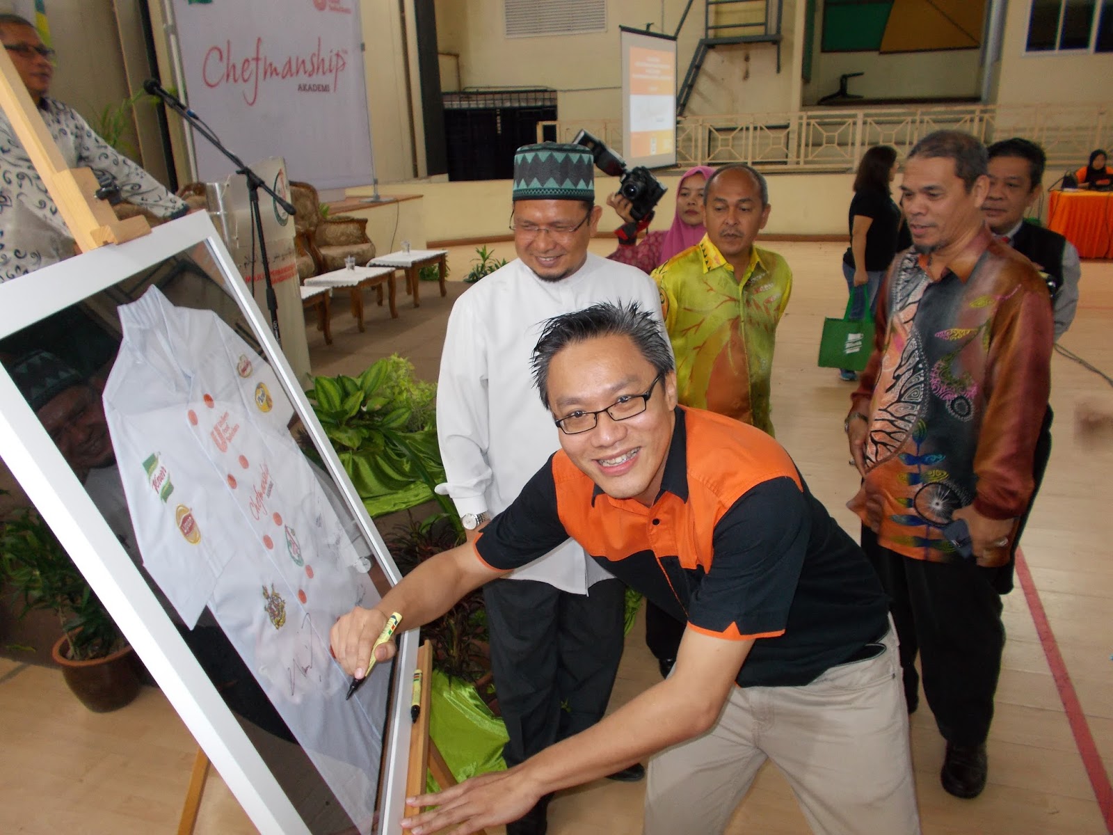 CHEFMANSHIP AKADEMI MEMPERTINGKATKAN MODUL PENDIDIKAN UNTUK PENGURUSAN ...