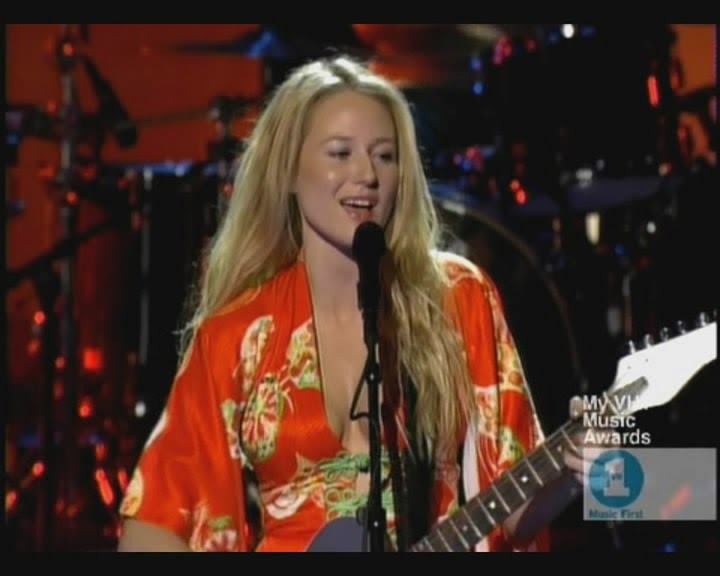 Live Performance Music Videos: Jewel - Standing Still (Live @ VH-1 Awards)