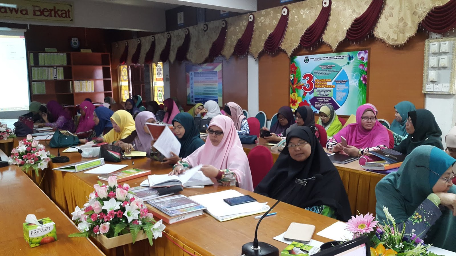 SMKA TENGKU AMPUAN HAJJAH AFZAN PAHANG: PERSEKITARAN SEKOLAH