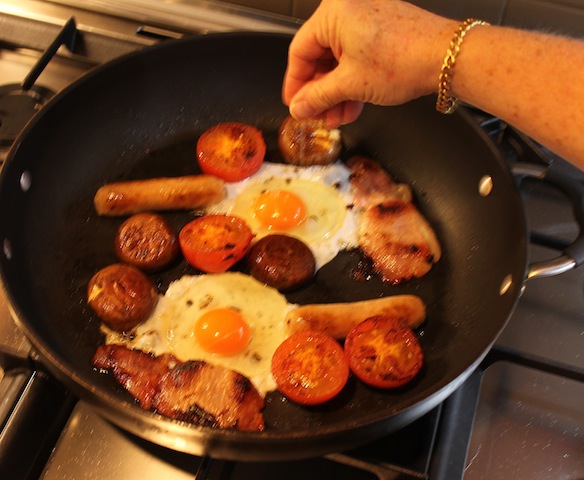 Food Lust People Love: One-Pan Full English Fry-up