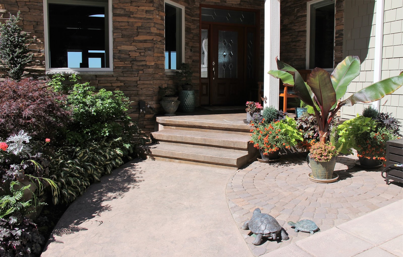 Debbie Angel's Garden: New patio area with circular paving pattern