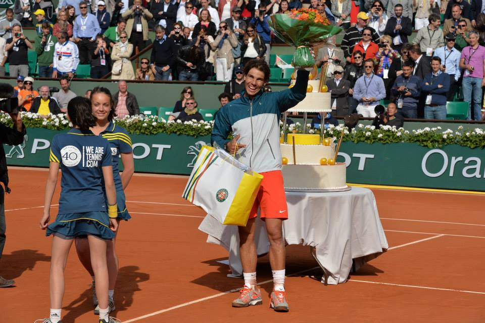 TENNIS BOULEVARD: Crowd at Roland Garros sings Happy Birthday to Rafa Nadal