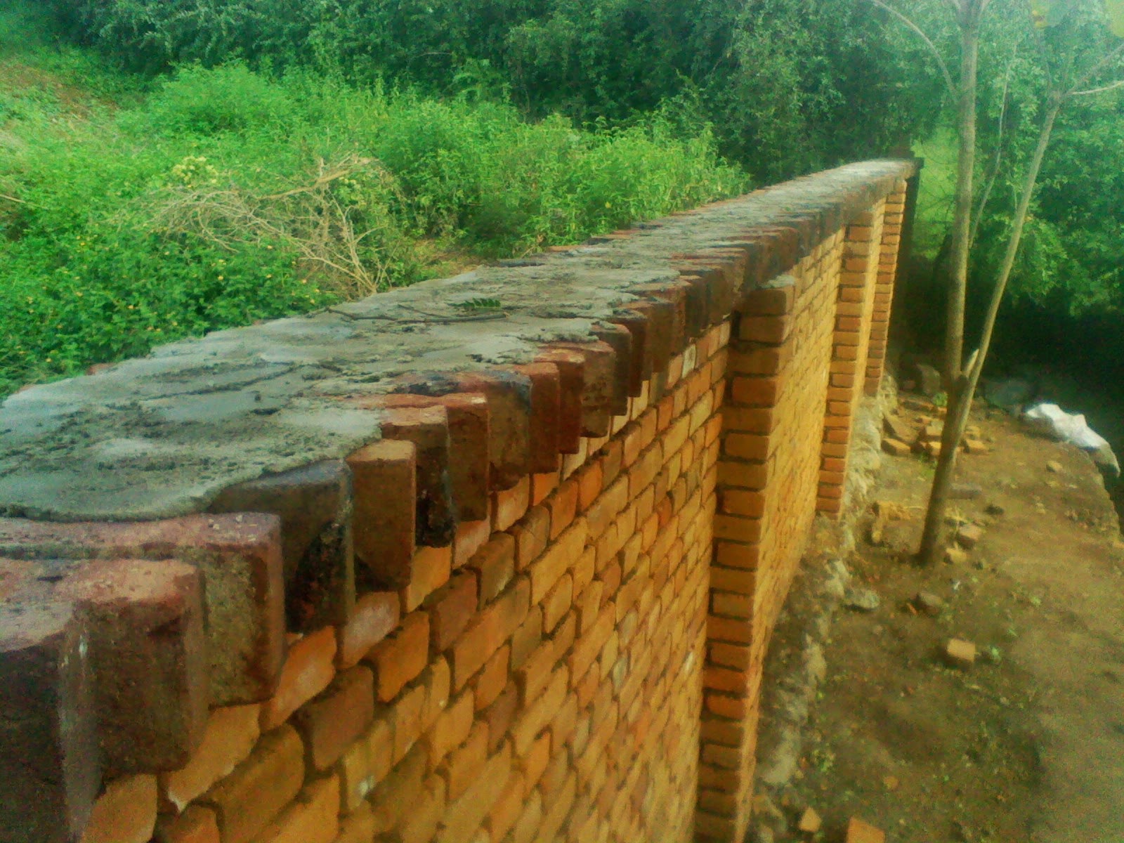 Alternative Building Construction : Just a garden wall, with corbel at top.