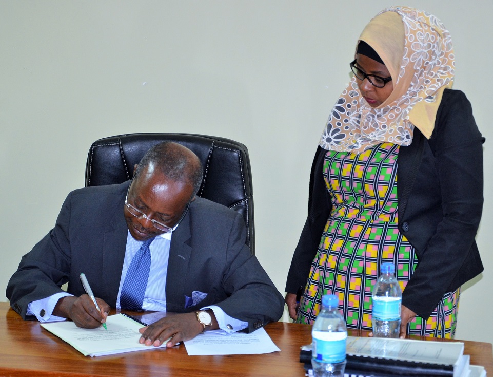 MATUKIO @ MICHUZI BLOG: PROFESA MUHONGO ASAINI LESENI ZA MADINI