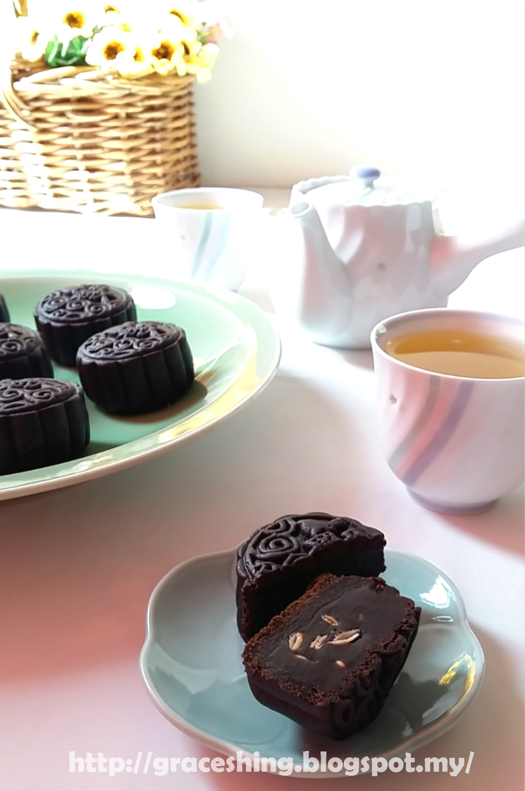 Grace's Blog 欣语心情: 黑巧克力咖啡月饼 Dark Chocolate Coffee Mooncakes