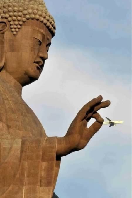 enjoy: Funny pictures with monuments (13 pics)
