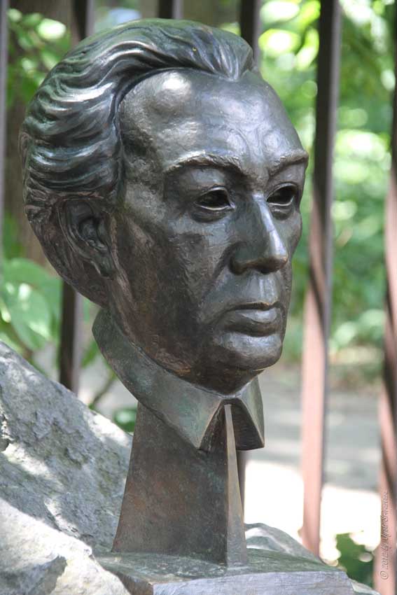 Chicago - Architecture & Cityscape: Oak Park [Bust of Frank Lloyd ...