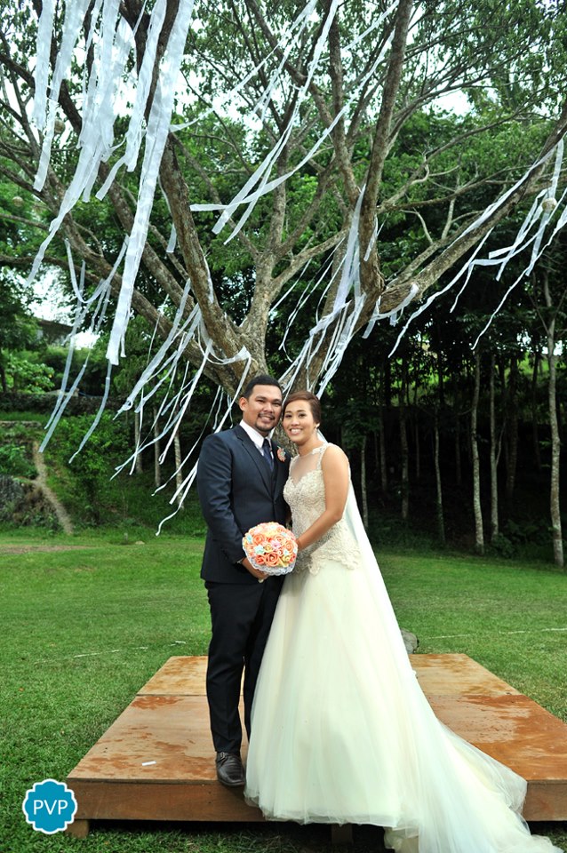 Gantsilyo Guru: They Got Hitched With A Crocheted Bouquet & Boutonnieres!