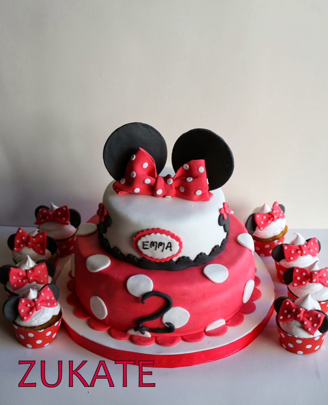 TORTA Y CUPCAKES DE MINNIE MOUSE PARA EMMA | ZUKATE