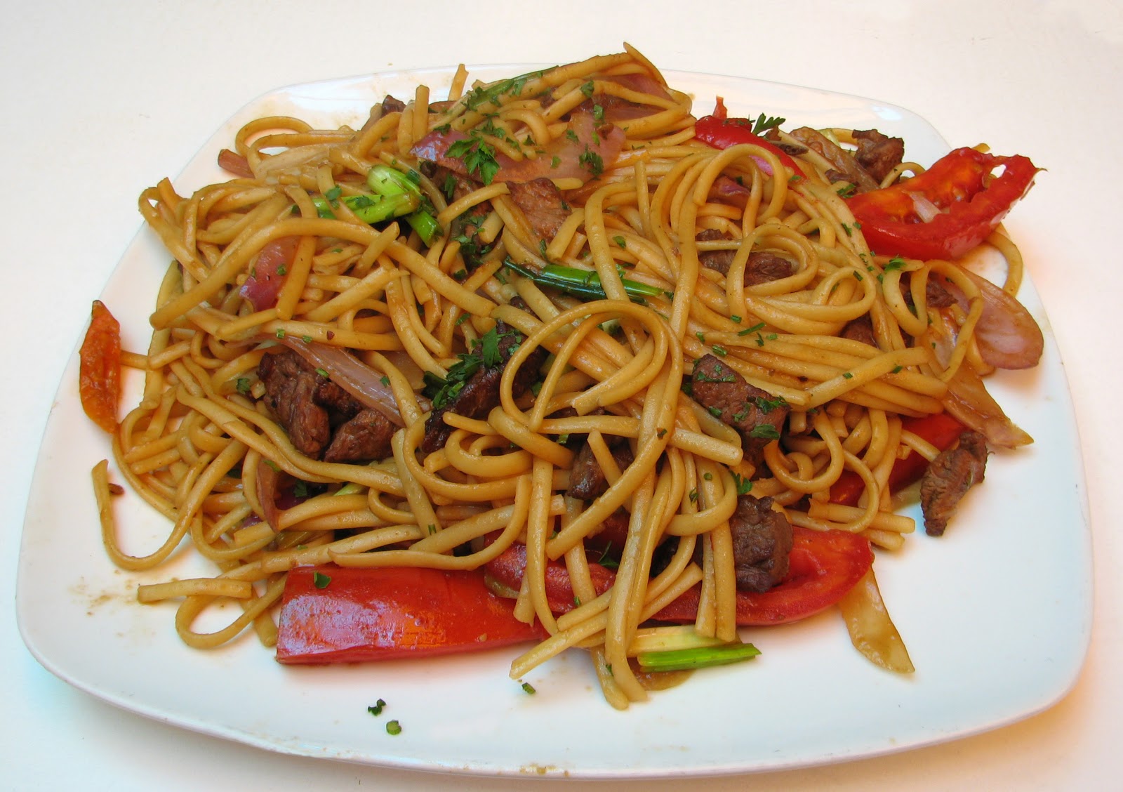 Tallarín Saltado (Spaghetti con Carne e Verdure Saltate)