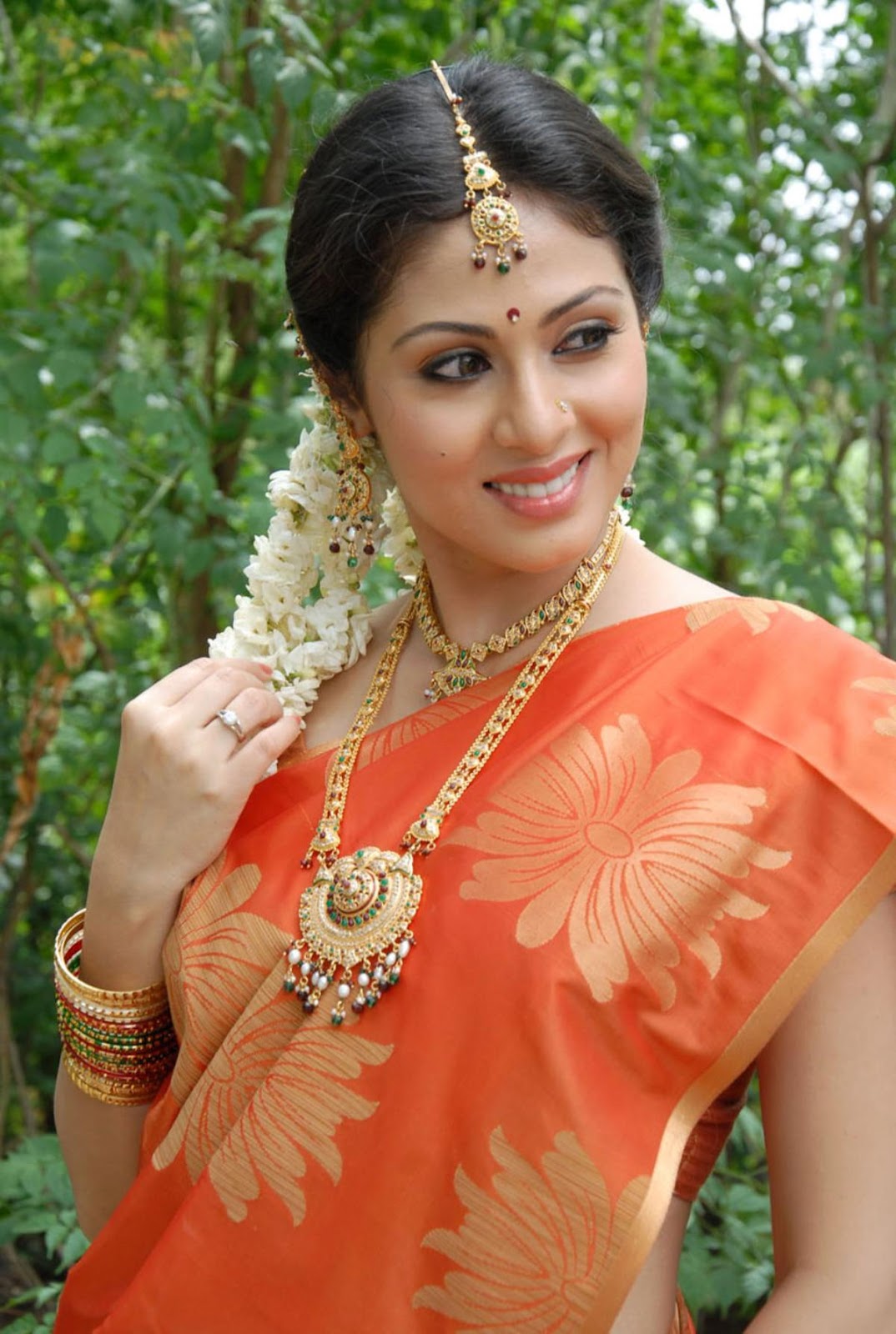 .: Sada Latest Hot New Spicy in Saree Images