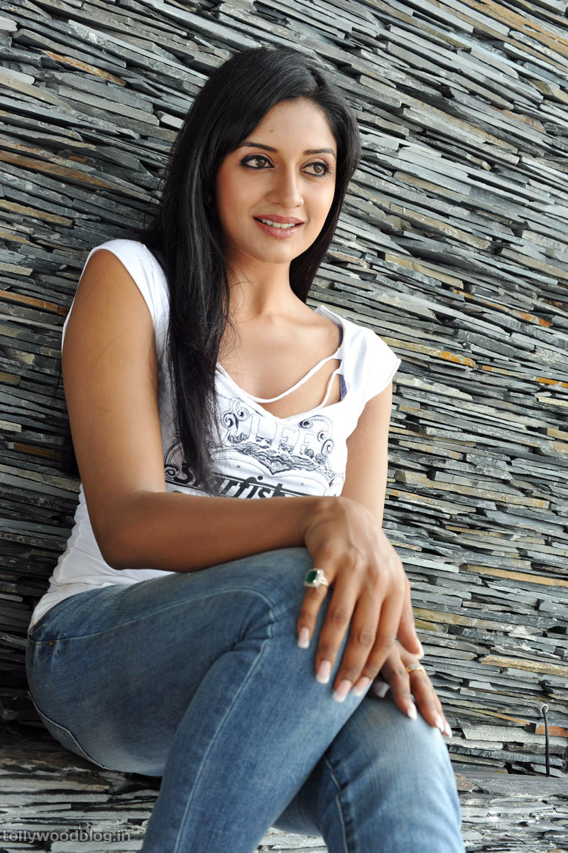 Vimala Raman Latest Photoshoot in White top Photo Gallery