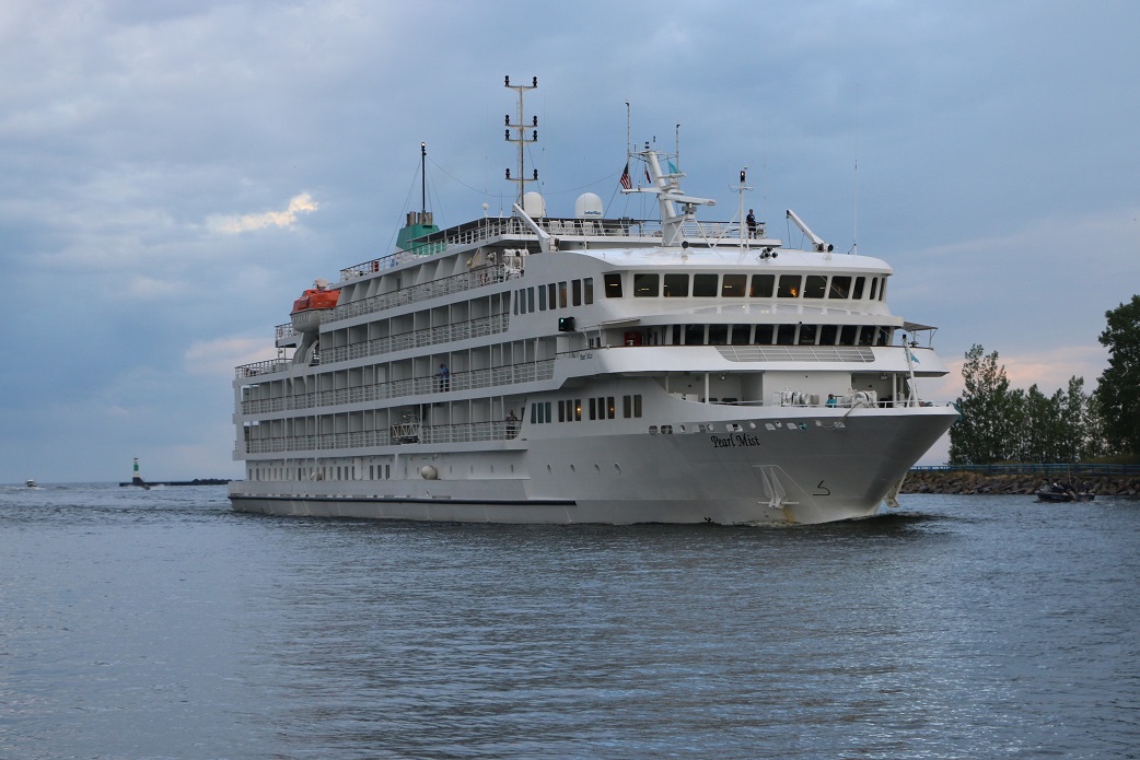 Michigan Exposures: The Pearl Mist Visits Muskegon