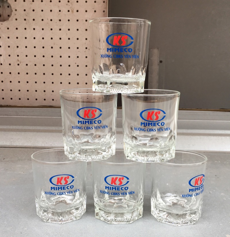 Các mẫu in logo lên ly thủy tinh của xưởng in Vietbook