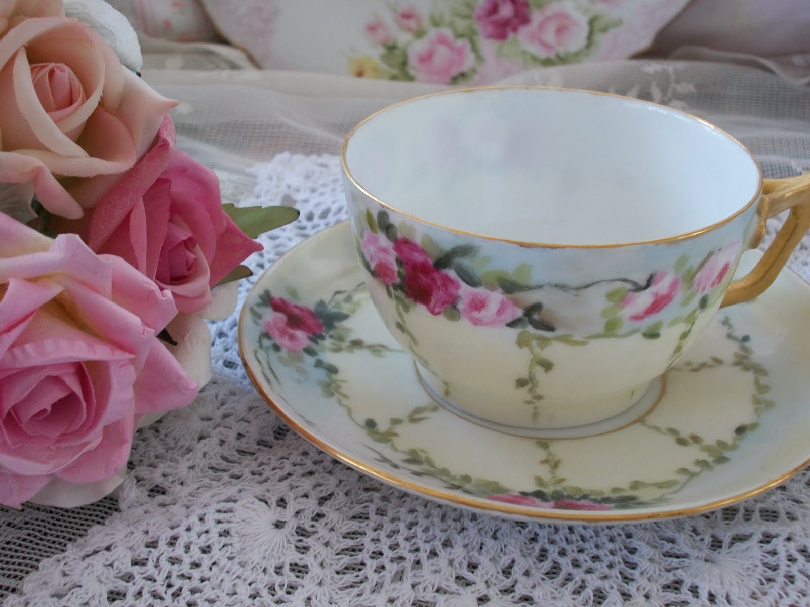 bunny cottage: Saucy little tea cups.