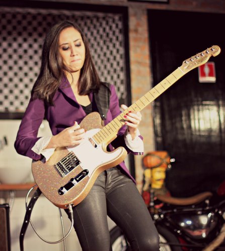 Lari Basilio: new video Walking by Faith