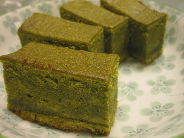 chibi chomps: Matcha Castella or カステラ (Green Tea Japanese Sponge Cake)