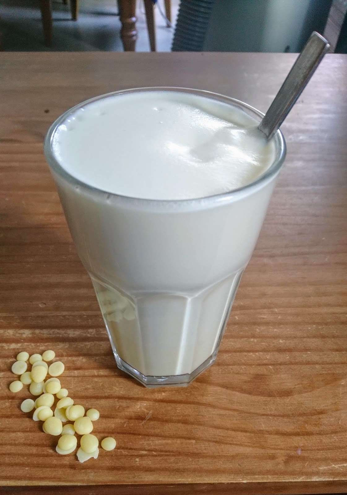 Warme witte chocomelk