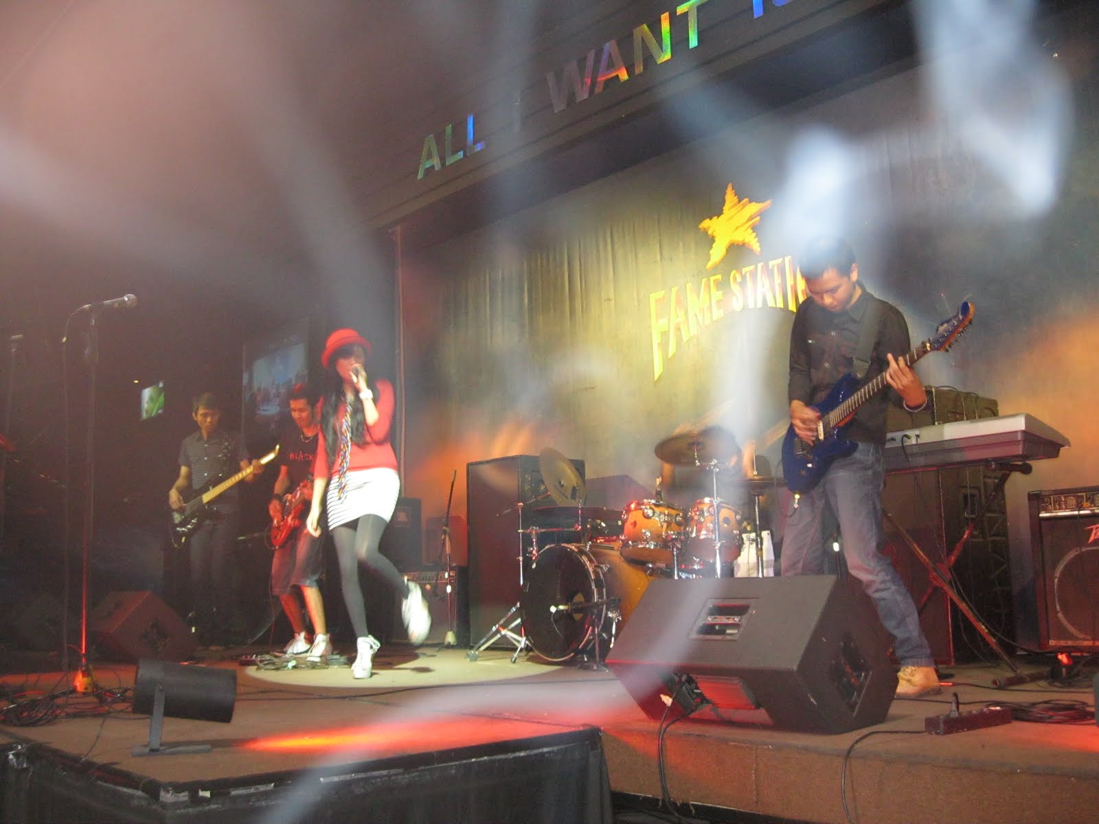 enyuh ebel: 19 Maret 2012 - Live Perform @ Fame Station