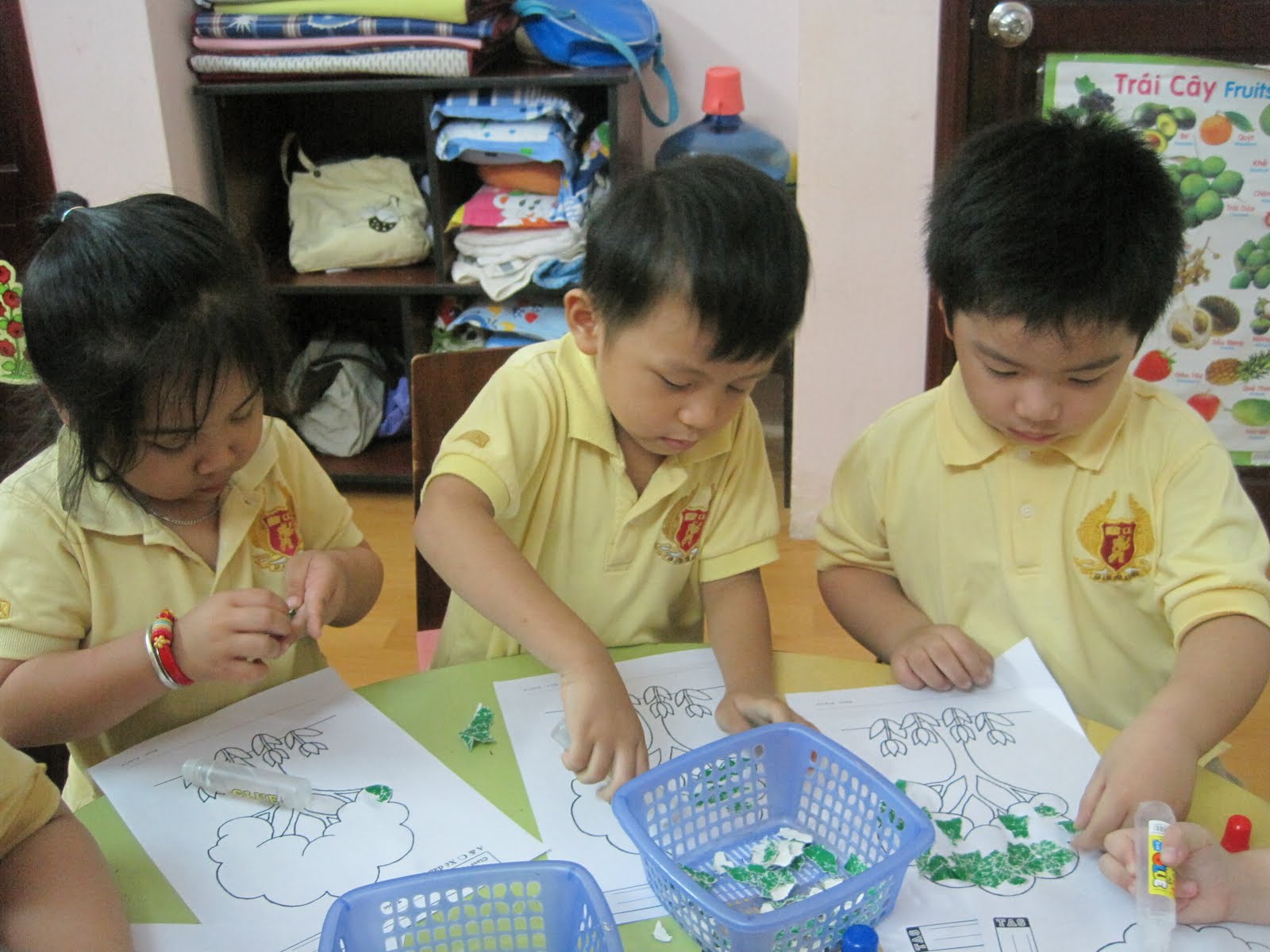 TAK K1 Class Blog: Xé- Dán tranh