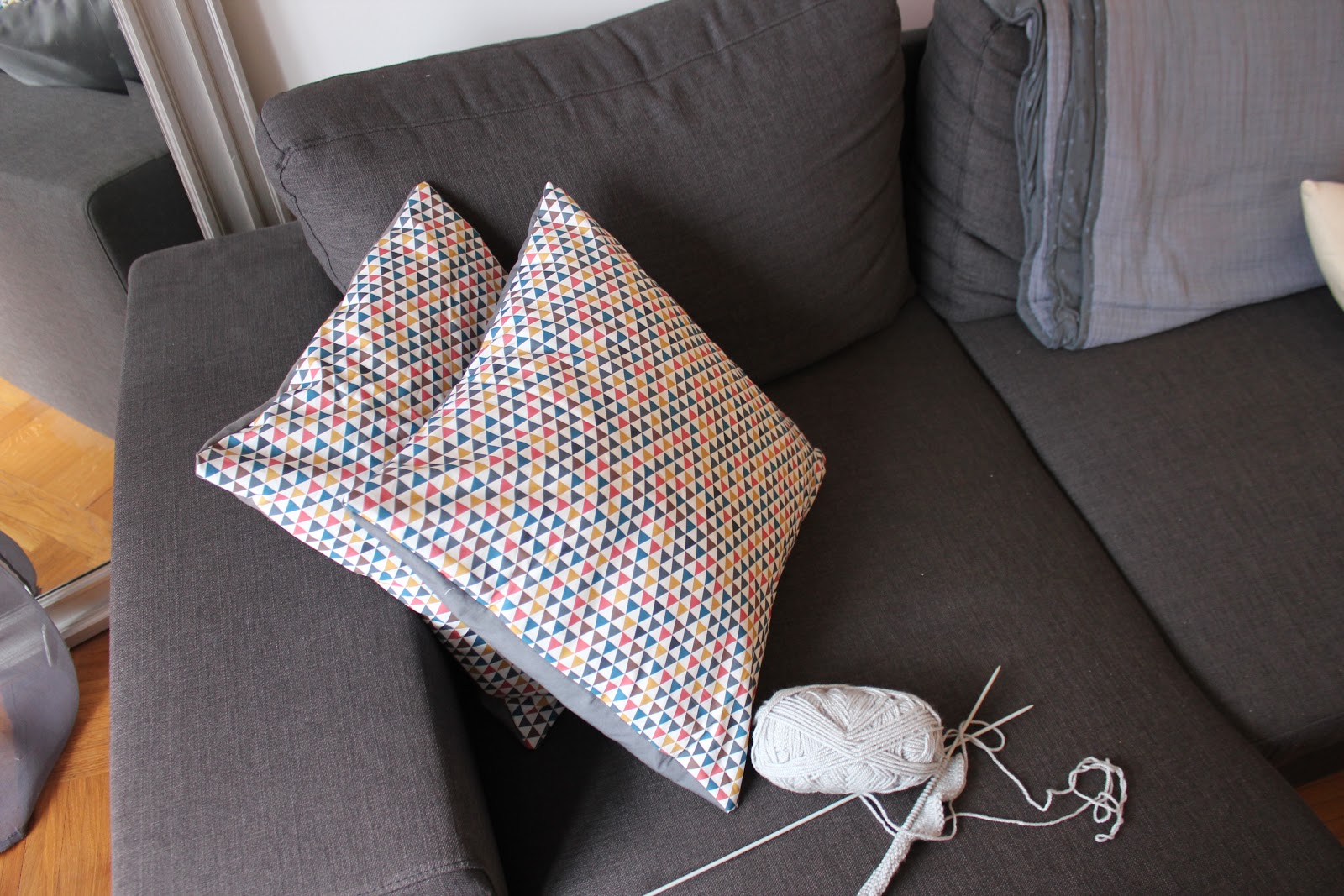 Le petit monde de J.: Nouveaux coussins: tissus aime comme Marie