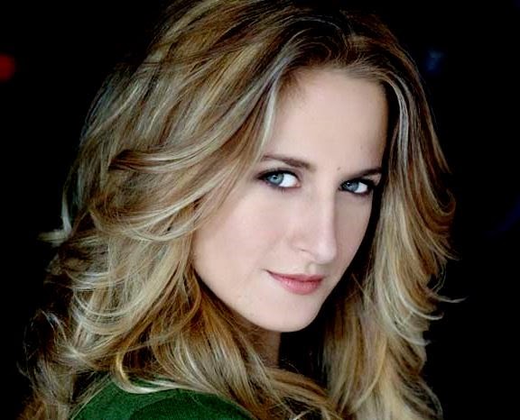 En İyi Dizi Oyuncuları: GÜLLERİN SAVAŞI GÜLFEM, CANAN ERGÜDER KİMDİR?