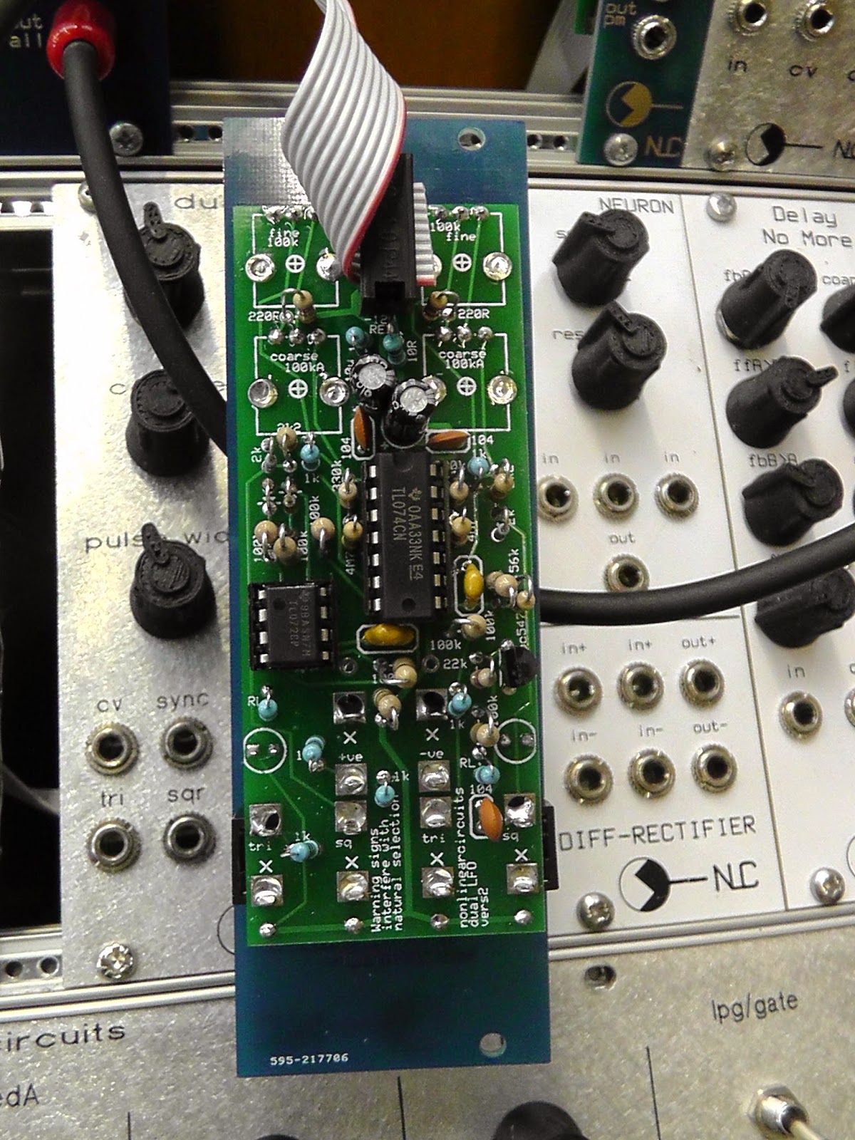 nonlinearcircuits: dual LFO with difference rectifier