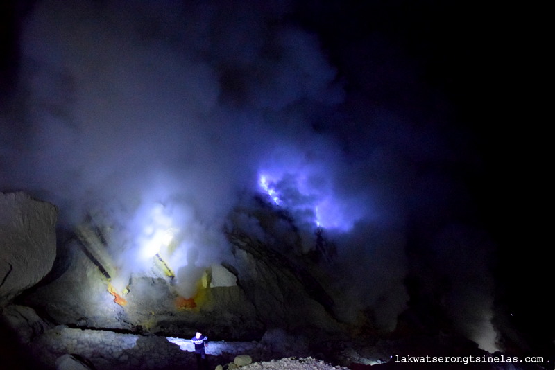 GUIDE TO THE ELECTRIC BLUE FLAMES OF KAWAH IJEN - Lakwatserong Tsinelas