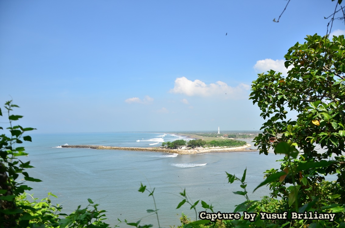 Menikmati Pesona Pantai Pancer, Puger, Jember dengan Si Pemecah ...