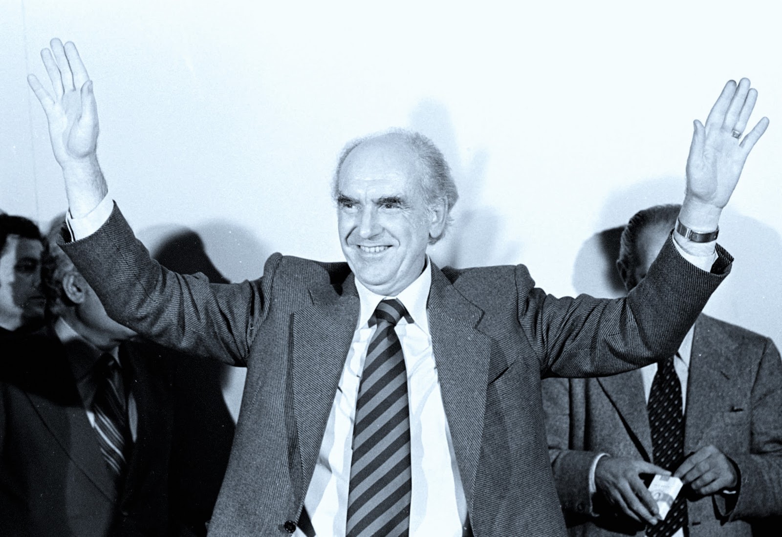 ΝΕΩΤΕΡΗ ΕΛΛΗΝΙΚΗ ΙΣΤΟΡΙΑ: Δυο άρθρα για τον Ανδρέα Παπανδρέου- Είκοσι ...