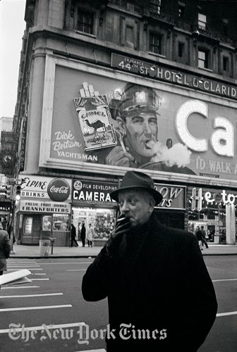 Times Square 1943, Smoking camel sign
