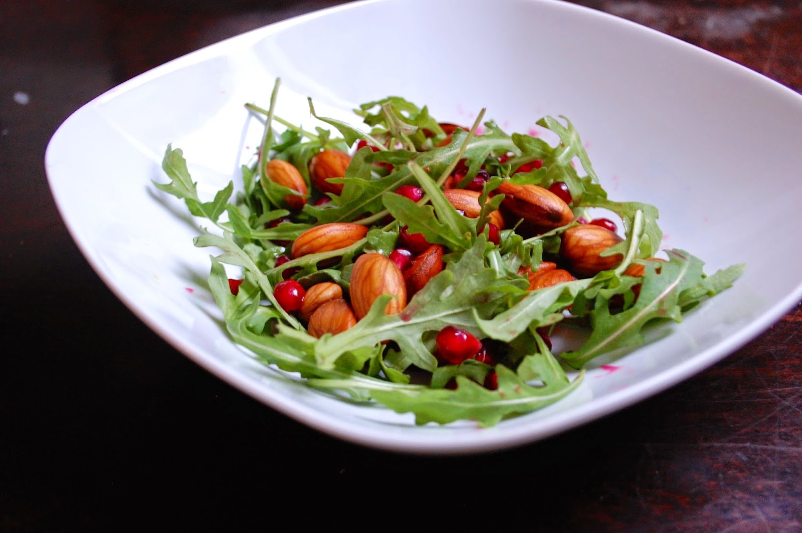Ze zahrady do kuchyně: Salát rukola, mandle a granátové jablko