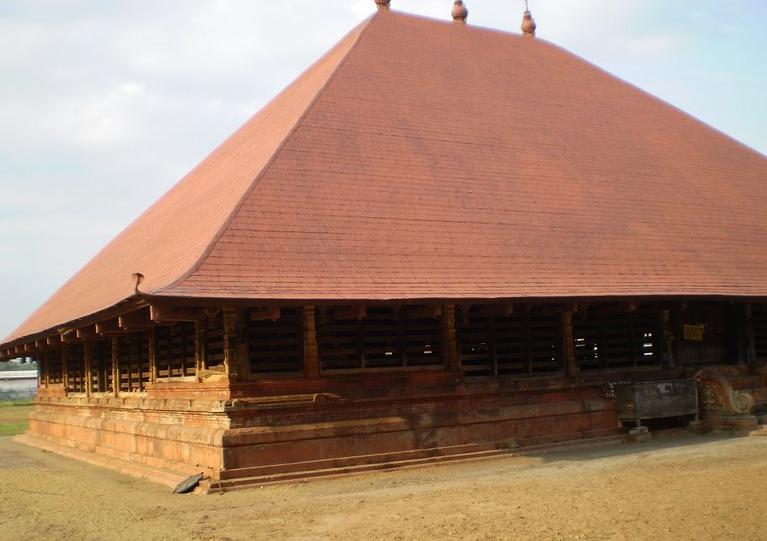 What is so unique about the Koothambalam at Koodalmanikkam Temple, Kerala?