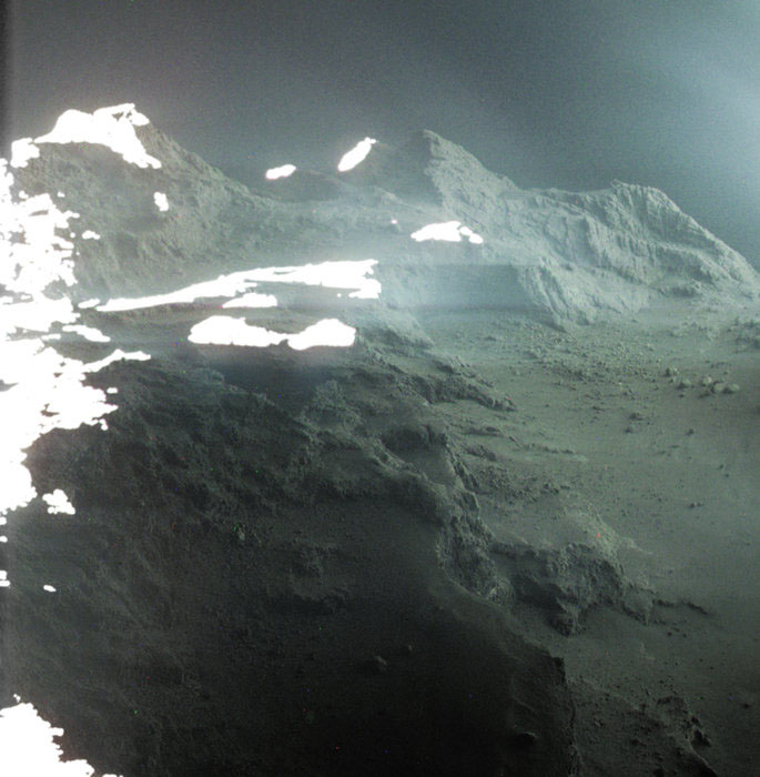 Nova imagem mostra a superfície escarpada do cometa 67P/Churyumov ...