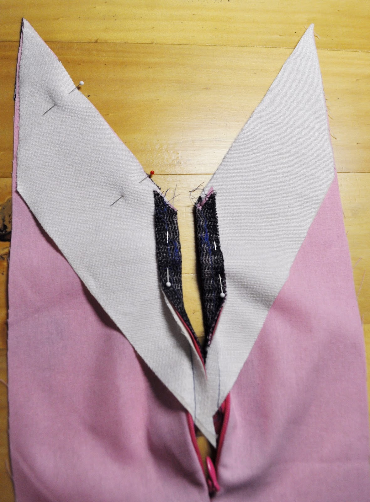 Bloom's Endless Summer: Tutorial: invisible zipper in a V-back dress