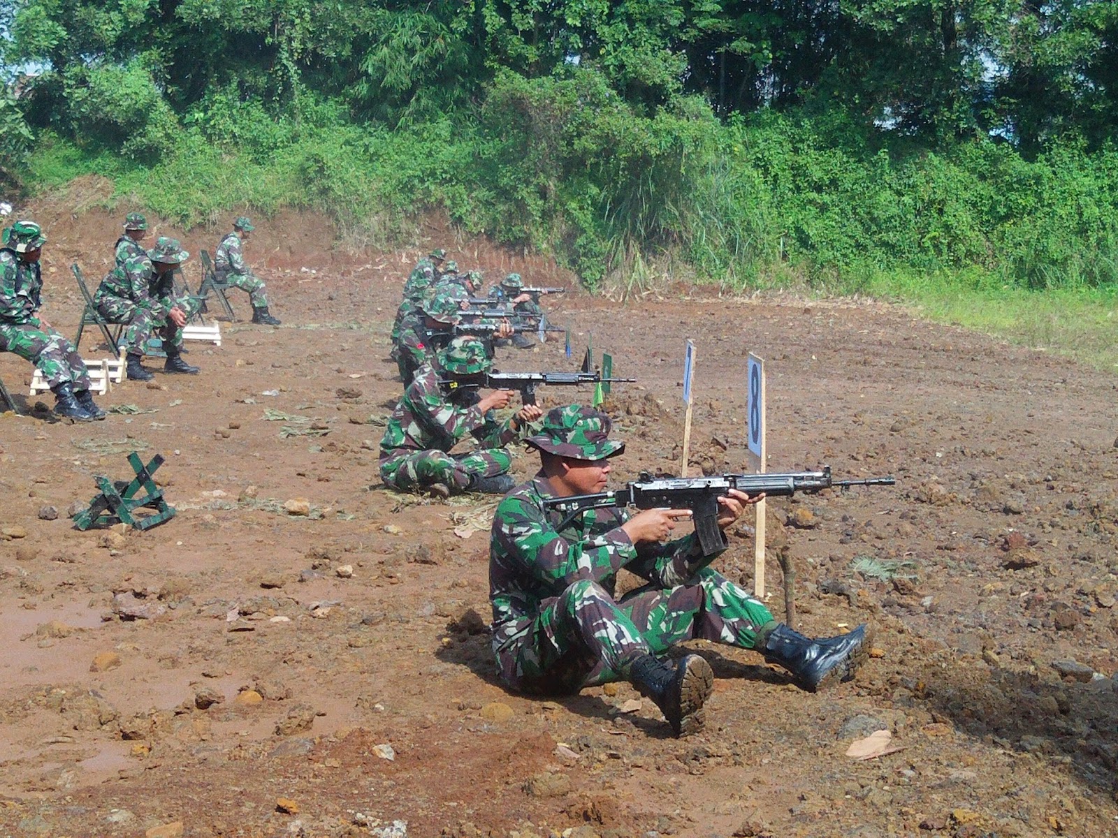 YONKES 1/1 KOSTRAD: LATIHAN MENEMBAK SENJATA RINGAN DAN PISTOL TRIWULAN ...