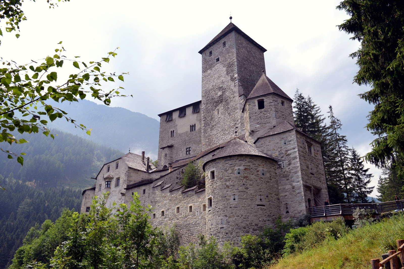 Escursione alle cascate di Riva e castel Taufers in Valle Aurina