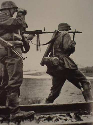 World War II History: Waffen ss troops on the eastern front fire there ...