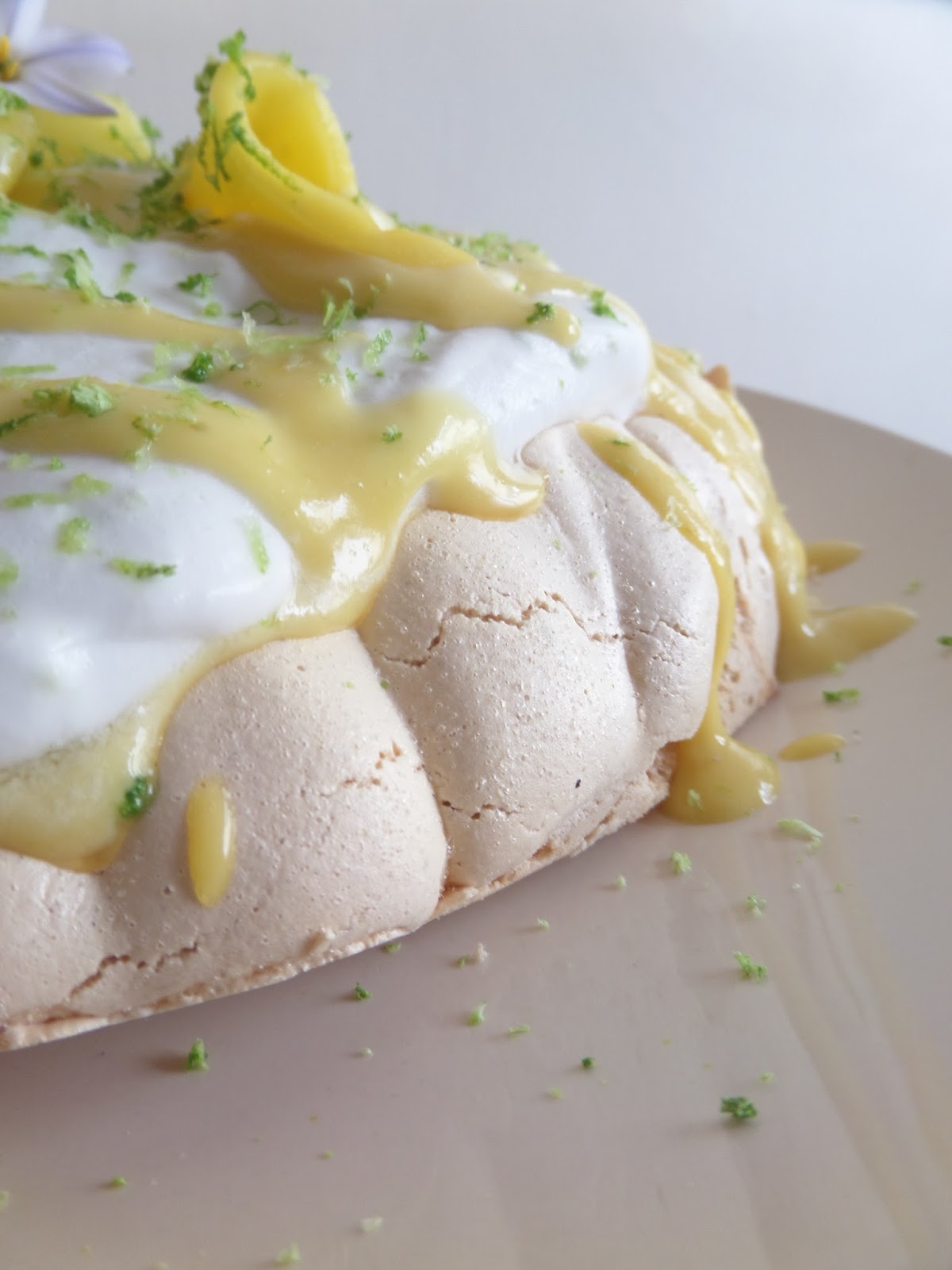 Lime, coconut and mango Pavlova // Pavlova citron vert, mangue et noix ...