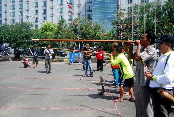 sekali pensil diraut, di sini tintaku tumpah, di sini aksara bermadah ...