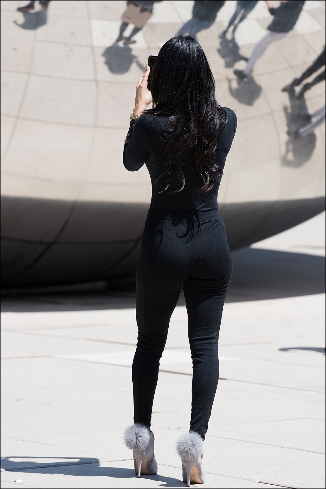 Sexy morena en ropa entallada curvas sabrosas | Mujeres bellas en la calle